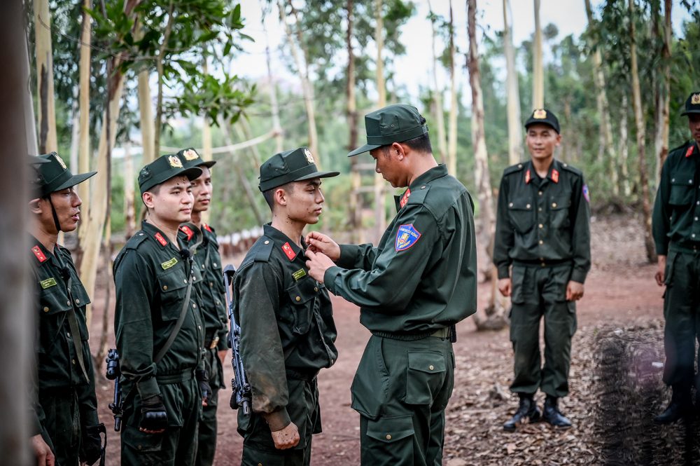 Xúc động hình ảnh MONO động viên đồng đội giữa thử thách khắc nghiệt và ...